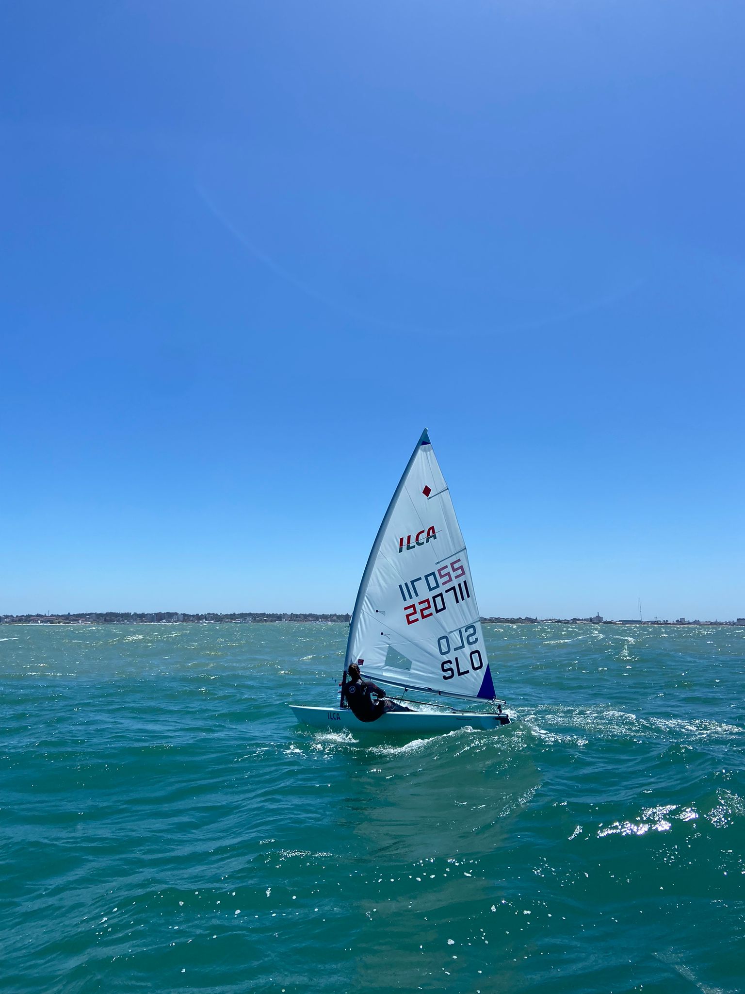 Jadralna zveza Slovenije | Jutri prvi plovi za Lin Pletikos na ženskem SP za ILCA 6 - Jadralna ...